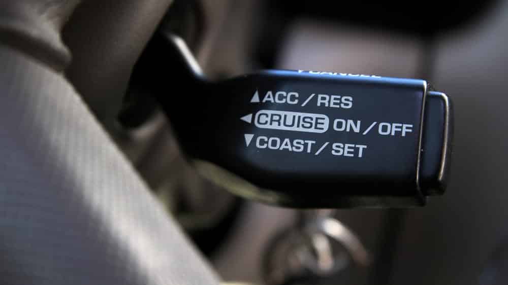 Apa Itu Cruise Control, Fungsi, dan Cara Penggunaannya