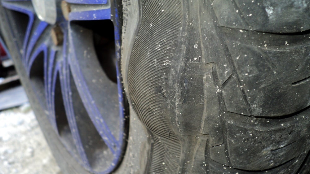 Penyebab Ban Mobil Benjol dan Risikonya Jika Tetap Dikendarai